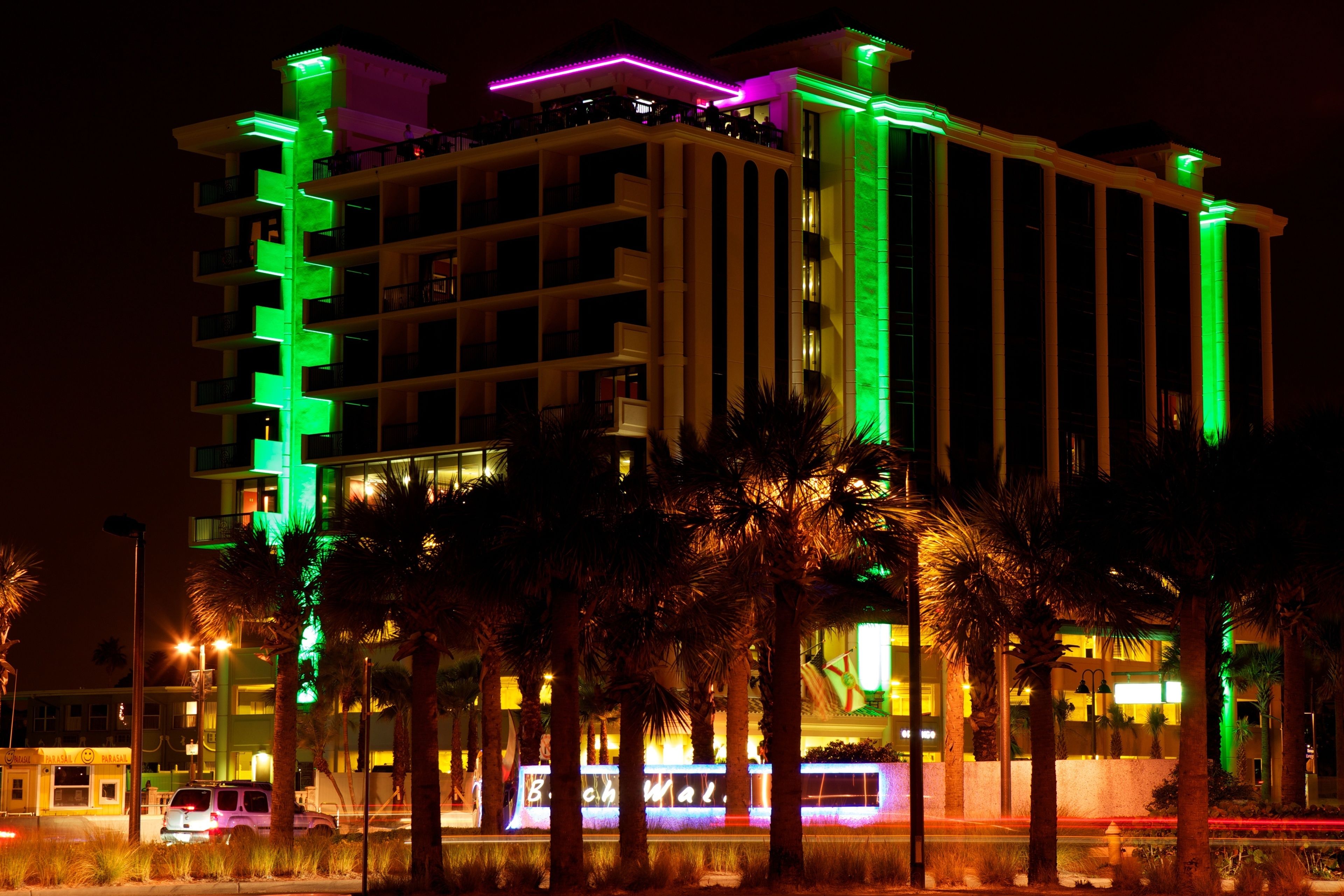Um hotel de vários andares com varandas e fachada iluminada.