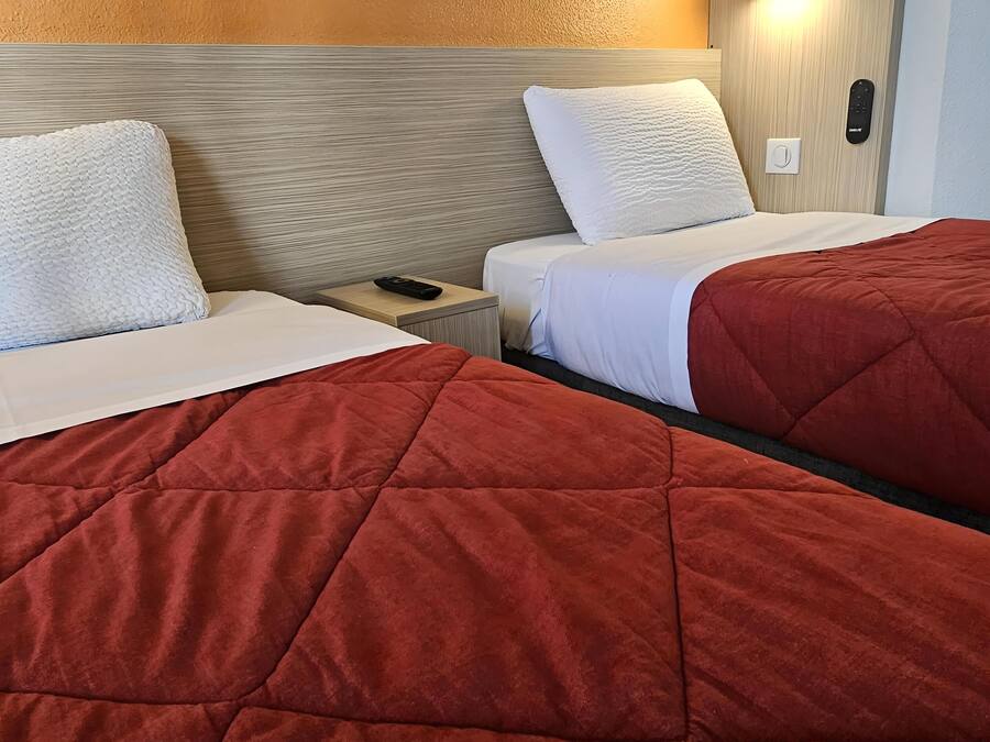 Quarto standard, 2 camas de solteiro | Escrivaninha, espaço de trabalho para notebook, cortinas blackout