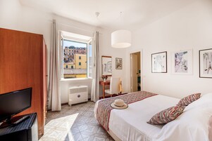 Quarto Clássico com Cama de Casal | Lençóis italianos Frette, minibar, secretária, Wi-fi grátis 