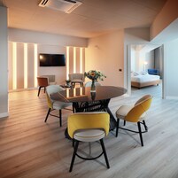 Suíte, vista para a colina | Área de estar