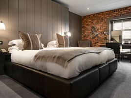 Roupas de cama premium, escrivaninha, espaço de trabalho para notebook