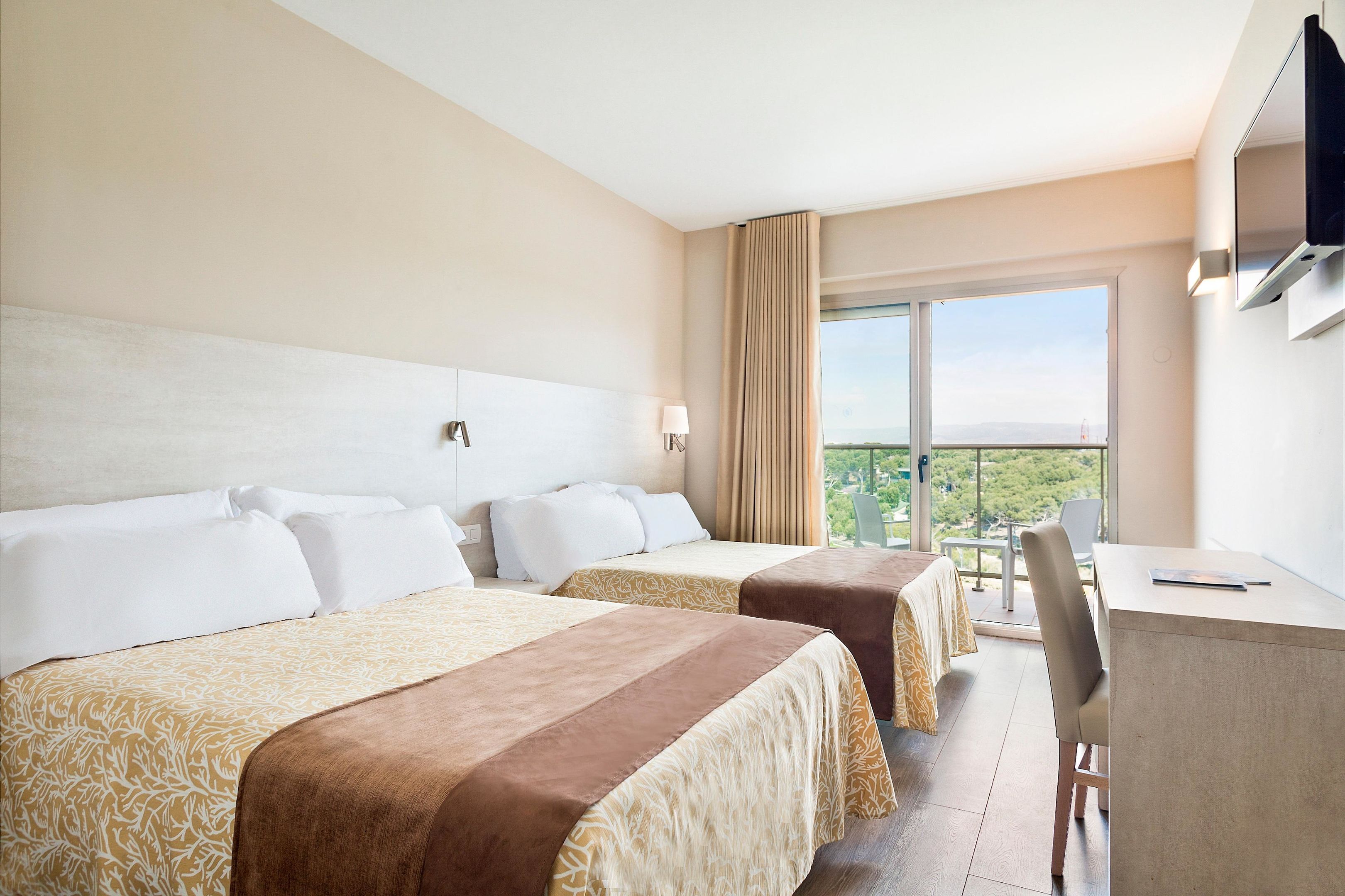 Frigobar, cofres nos quartos, escrivaninha, Wi-Fi de cortesia