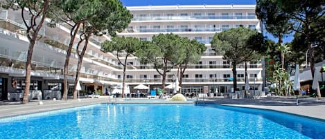 Piscina interna, piscina externa, guarda-sóis, espreguiçadeiras