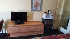 Quarto, 2 camas queen-size, não fumadores | Sala de estar | Televisor