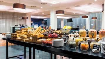 Pequeno-almoço completo diário (475 CZK por pessoa)