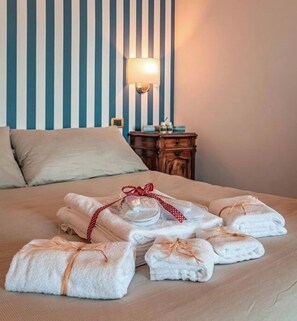 Quarto Standard, 1 cama de casal | Minibar, cofre no quarto, com decoração personalizada, secretária 