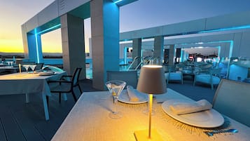 2 restaurantes, pequenos-almoços servidos