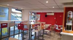 Café da manhã feito na hora todos os dias mediante uma taxa