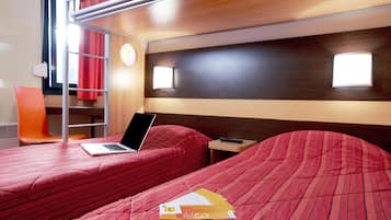 Quarto standard, 3 camas de solteiro | Escrivaninha, cortinas blackout, ferros/tábuas de passar roupa