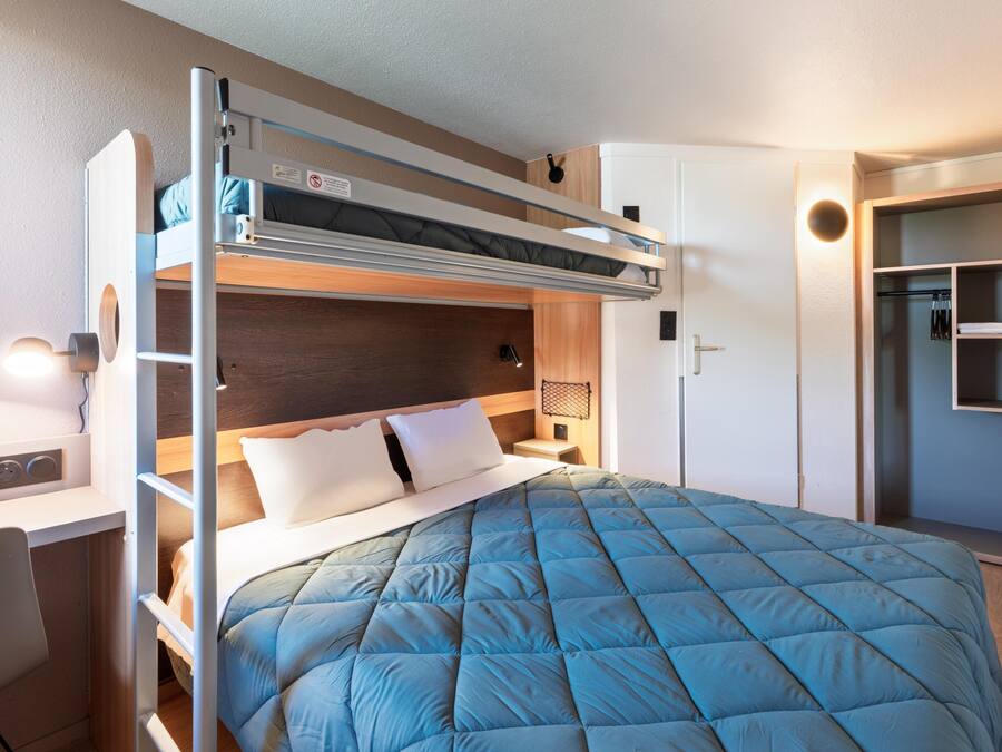 Quarto standard, várias camas | Roupas de cama premium, escrivaninha, cortinas blackout