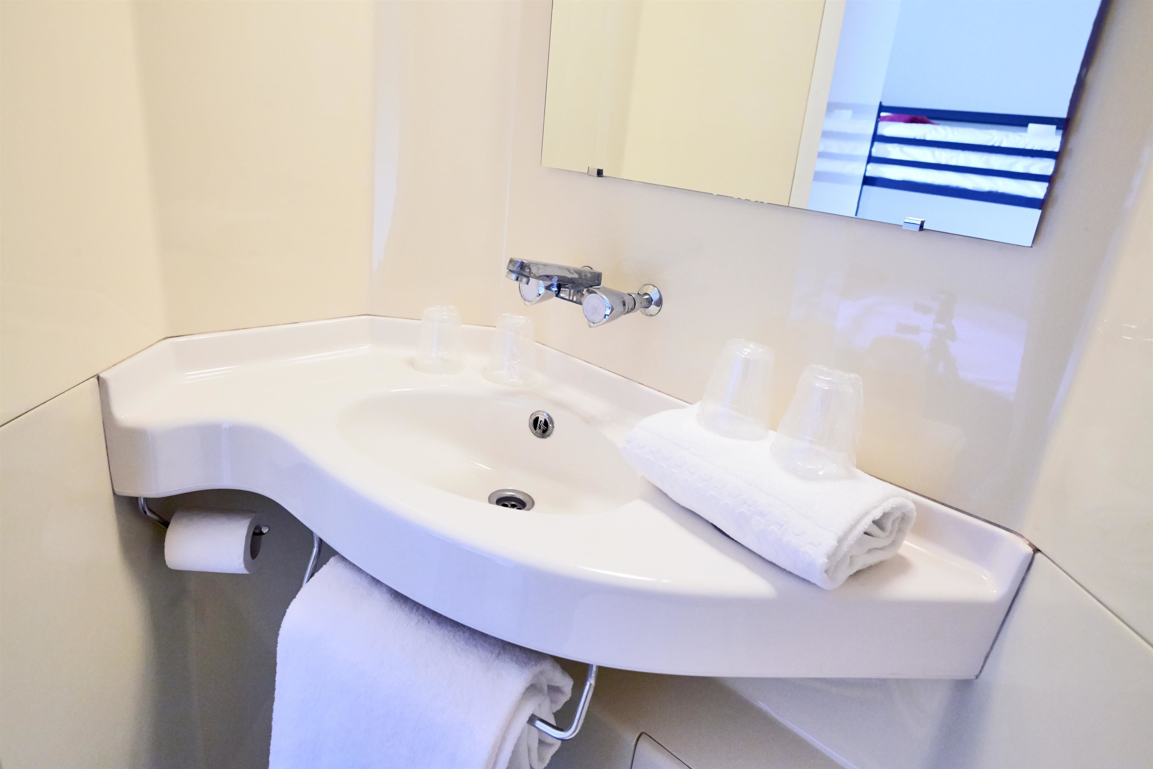 Chuveiro, produtos de toalete biodegradáveis, toalhas de banho, sabonete