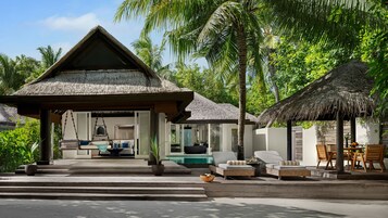 Beach House with Pool | Lençóis italianos Frette, roupas de cama premium, frigobar