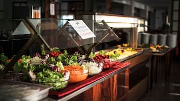 Pequenos-almoços e jantares servidos, incluindo cozinha internacional