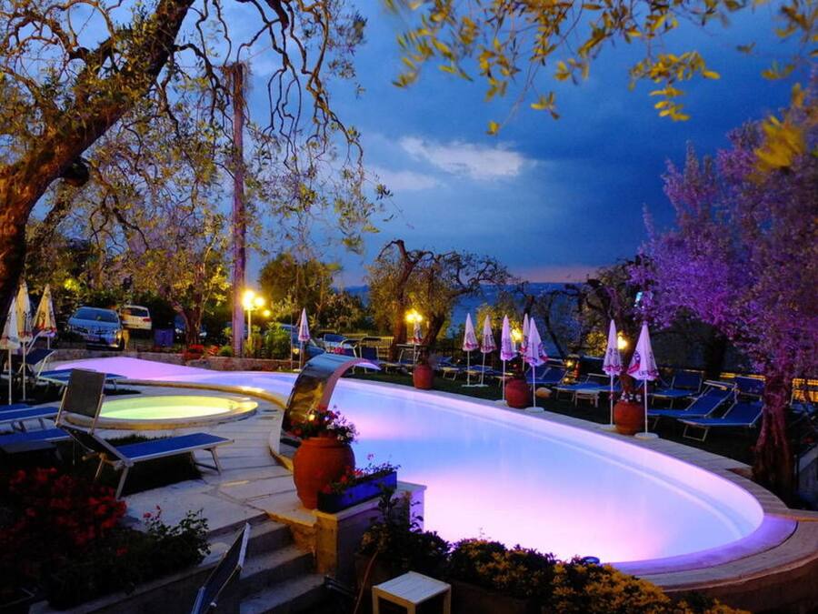 Piscina exterior, guarda-sóis, espreguiçadeiras