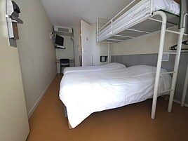 Quarto Standard, 3 camas individuais | Com decoração personalizada, com mobília individualizada, secretária 
