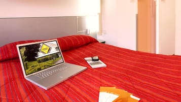 Quarto standard, várias camas | 1 quarto, escrivaninha, Wi-Fi de cortesia, roupa de cama