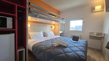 Quarto standard, várias camas (1 Double and 1 Single bed) | Escrivaninha, cortinas blackout, Wi-Fi de cortesia, roupa de cama