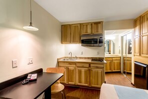 Suite Deluxe, 1 cama queen-size, não fumadores, kitchenette | Cozinha privada | Mesas de jantar 