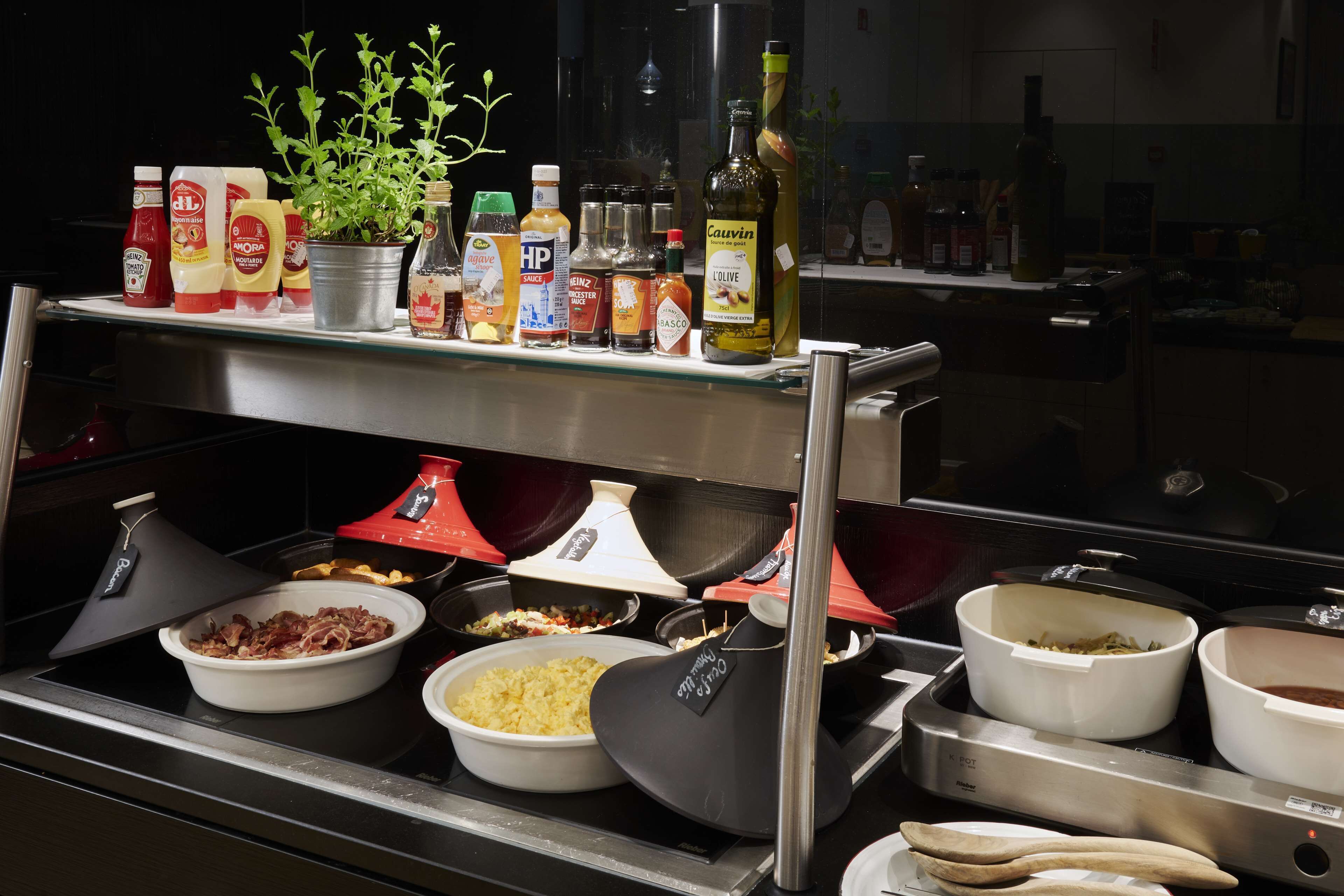 Disposição de buffet com diversos alimentos e acompanhamentos.
