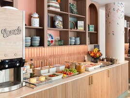 Pequeno-almoço tipo buffet diário (13.90 EUR por pessoa)