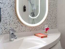 Quarto Standard, 1 cama de casal | Casa de banho | Um polibã, artigos de higiene ecológicos, um secador de cabelo 