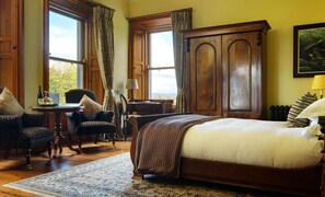 Quarto Duplo Deluxe | Roupa de alta qualidade, cofre no quarto, secretária 