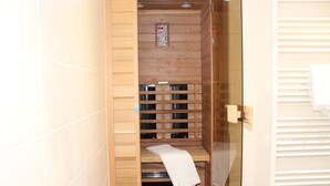 Uma sauna com bancos de madeira e painel de controle.