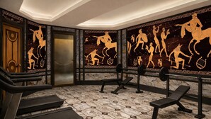 Academia com esteiras, bancos e equipamentos de musculação.