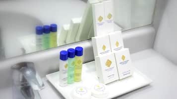 Um banheiro com produtos de higiene pessoal organizados em uma prateleira, incluindo frascos e caixas.