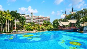 Piscina interior, piscina exterior sazonal, espreguiçadeiras