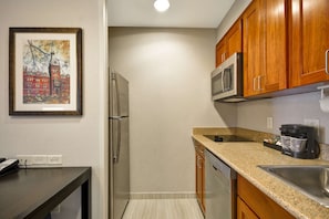 Suite, 1 quarto | Cozinha privada | Um frigorífico/congelador grande, um micro-ondas, uma placa de cozinha 