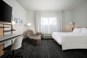 Estúdio, 1 cama Queen | Escrivaninha, ferros/tábuas de passar roupa, berços grátis