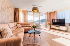 Suíte, 1 cama King e sofá-cama, vista para a cidade | Frigobar, cofres nos quartos, escrivaninha, cortinas blackout