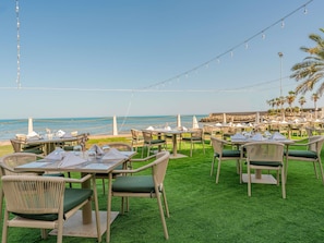 2 restaurantes: servem almoços, jantares e brunches