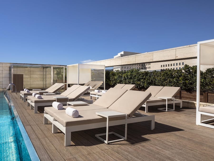Piscina exterior, espreguiçadeiras