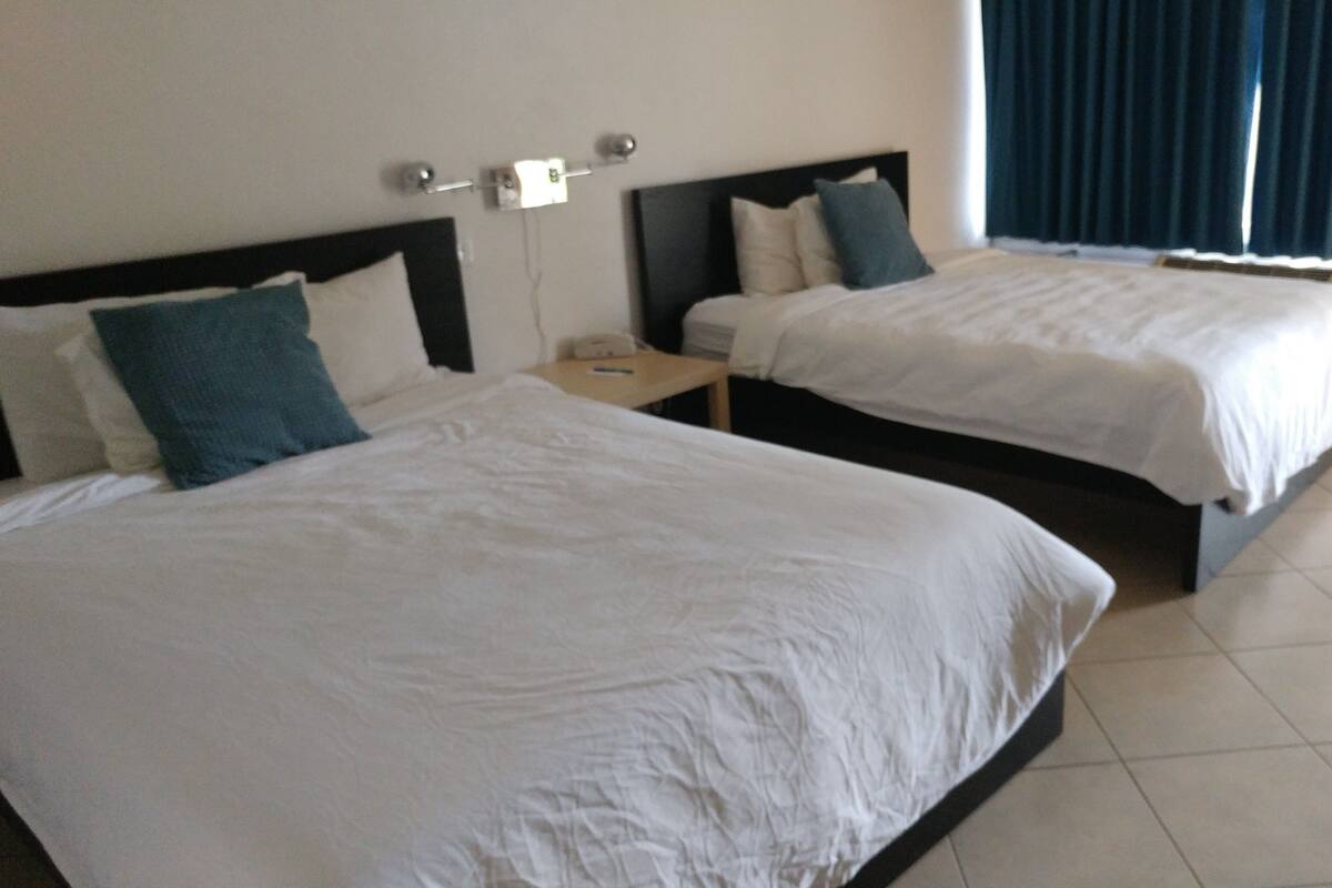 Quarto standard, 2 camas de casal | Roupas de cama premium, escrivaninha, cortinas blackout