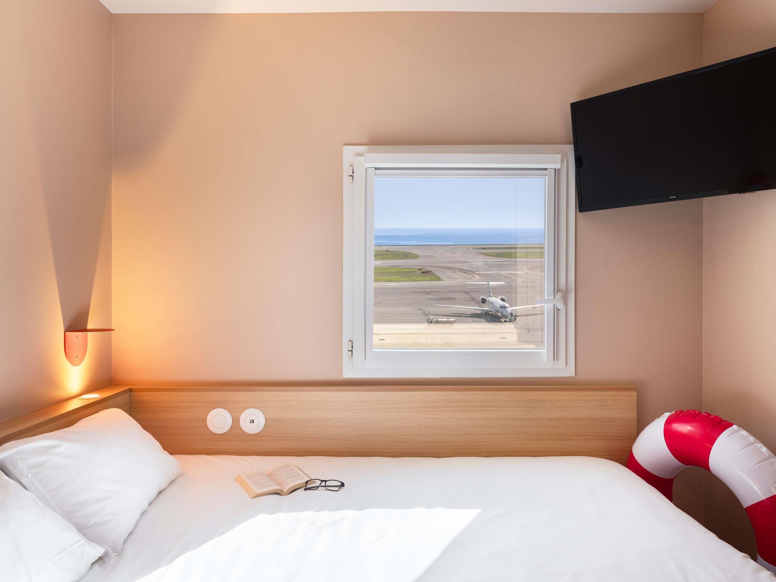 Secretária, cortinas/cortinados opacos, quartos insonorizados 