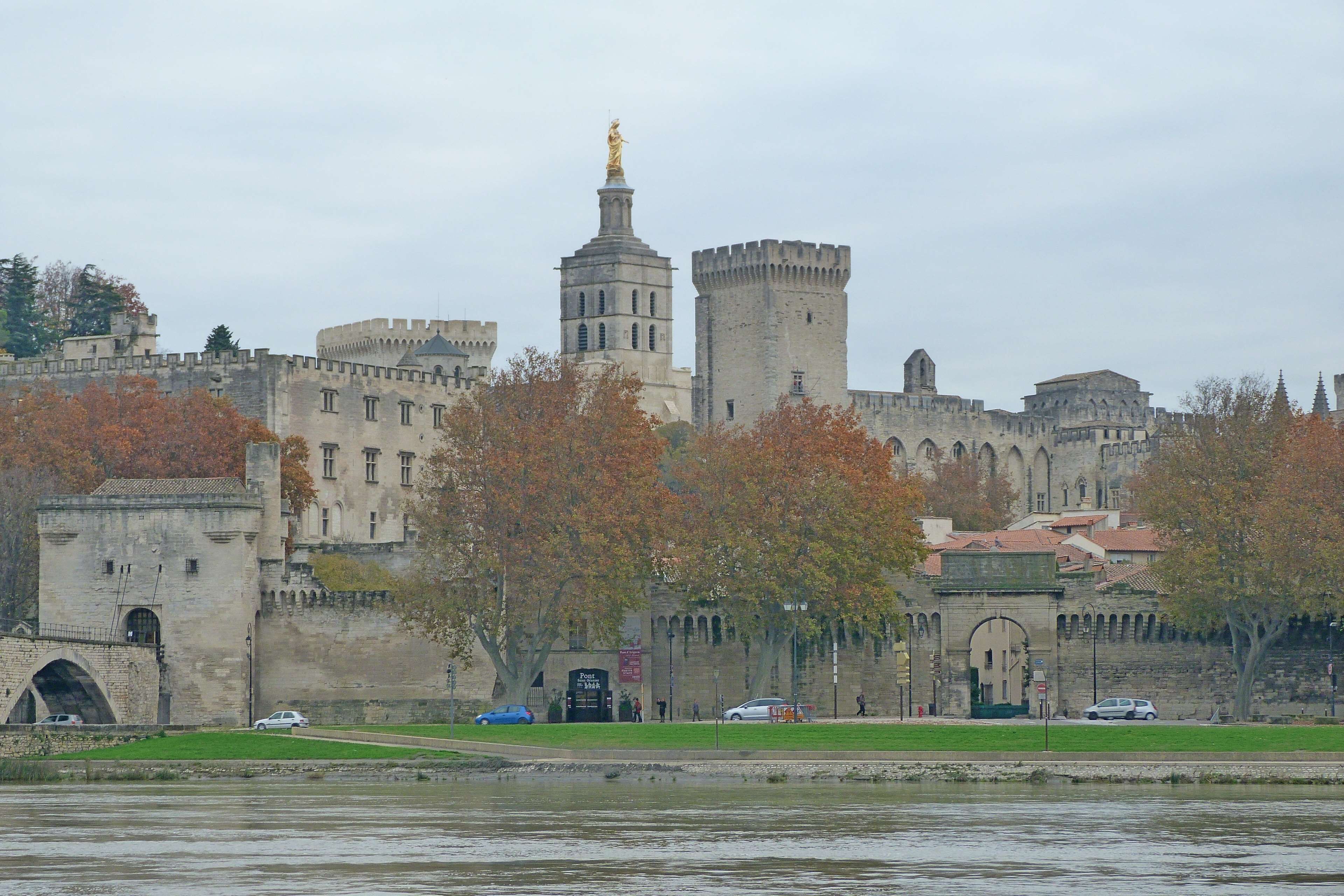 Um castelo histórico com várias torres e um fosso.