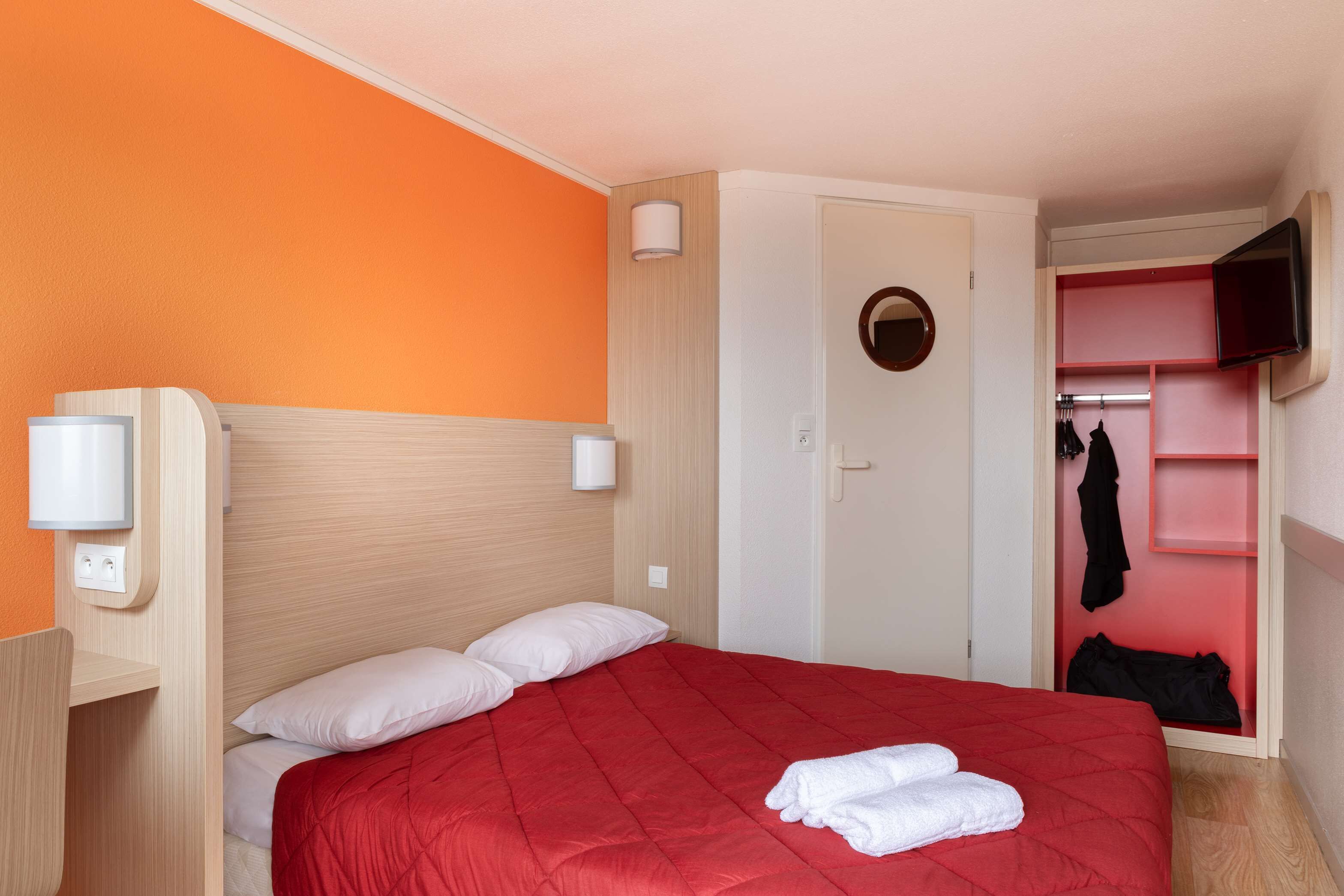 Secretária, cortinas/cortinados opacos, quartos insonorizados 