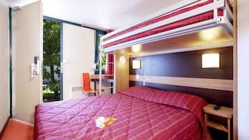 Quarto Standard, 1 cama de casal | Secretária, cortinas/cortinados opacos