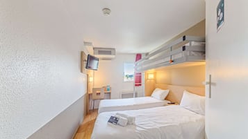 Quarto standard, 3 camas de solteiro | Business Center no quarto