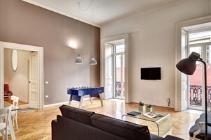 Superior Apartment | Área de estar | TV de tela plana