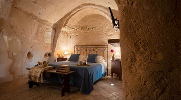 Suite-Estúdio Básica, 1 cama queen-size | Roupa de alta qualidade, edredões de penas, minibar, cofre no quarto