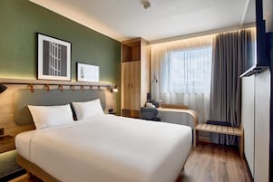 Roupas de cama premium, escrivaninha, cortinas blackout