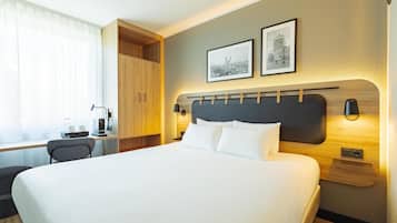 Quarto Superior, 1 cama king-size | Roupa de alta qualidade, secretária, cortinas/cortinados opacos