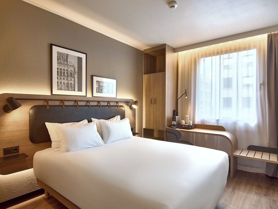 Quarto Superior, 1 cama king-size | Roupa de alta qualidade, secretária, cortinas/cortinados opacos