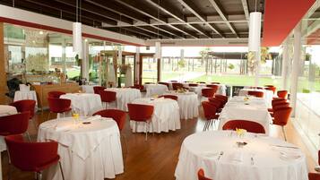 Pequenos-almoços servidos, cozinha italiana, com vista para o jardim