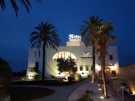 Fachada do alojamento (tarde/noite)