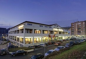 Fachada da propriedade à noite