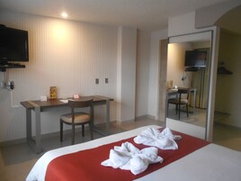 Suíte standard, 1 cama Queen | Roupas de cama premium, cofres nos quartos, escrivaninha